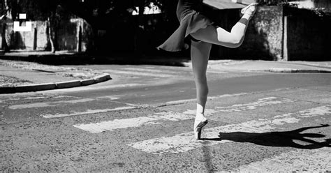 거리에서 춤추는 검은 드레스를 입은 여자 사진 Unsplash의 무료 춤추는 소녀 이미지