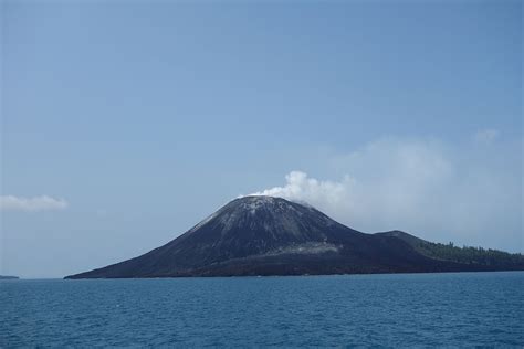 File:Anak Krakatau-2.JPG - Wikimedia Commons