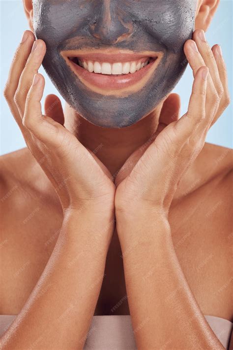 Mascarilla Para El Cuidado De La Piel Y Mujer Con Primer Plano De Dermatología Y Niña Sobre Un