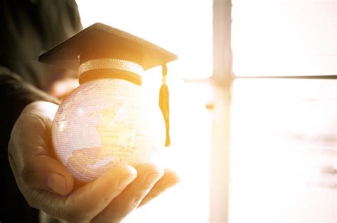 글로벌 지구 세계 모델 지도 레이더 배경으로 손에 들고 사업에 졸업 모자에에서 교육 글로벌 비즈니스 교육 학교에 다시 해외의