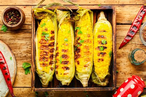 복고풍 나무 테이블에 맛있는 구운 옥수수 사진 배경 및 무료 다운로드를위한 그림 Pngtree