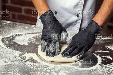 요리사 피자 반죽 만들기입니다 남자 손 준비 빵 제빵과 제과의 개념 가사 집안일에 대한 스톡 사진 및 기타 이미지 가사