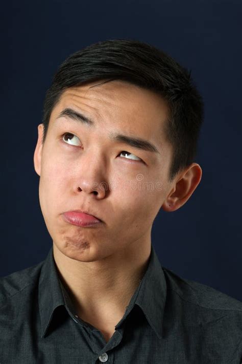 Junger Asiatischer Mann Der Unten Schaut Stockbild Bild Von