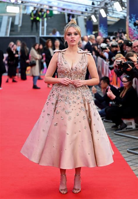 Mỹ Nhân Phim Sex Education Từng Yêu Bạn Diễn Song Tính Quá Khứ Khổ Sở Vì Ngoại Hình Răng Thỏ