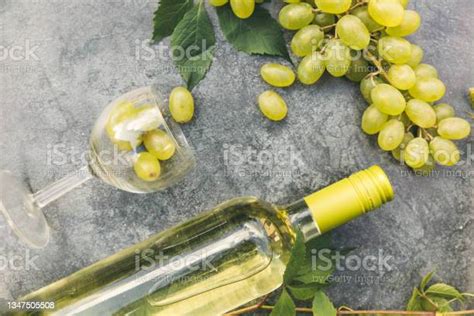 빈티지 그레이 스톤 테이블 배경에 병 화이트 와인 녹색 포도 와인 잔과 잘 익은 포도의 최고 보기 와인 숍 와인 바 와이너리 또는 와인 시음 개념 0명에 대한 스톡 사진 및