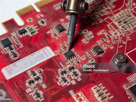 수리인은 빨간색 클로즈업된 전자 장치의 인쇄 회로 기판을 판매합니다 납땜 철로 칩의 수리 및 납땜 워크숍의 기술자 엔지니어 공학에 대한 스톡 사진 및 기타 이미지 Istock