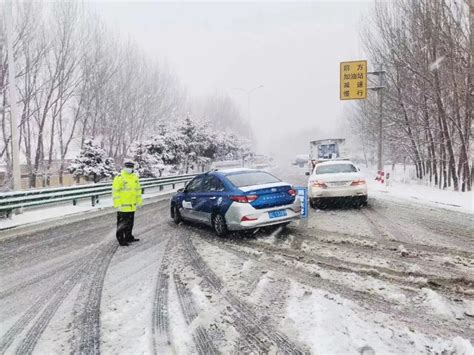 一线传真 ｜四平公路交警快速反应 迎战冰雪保畅通、护民安 澎湃号·政务 澎湃新闻 The Paper