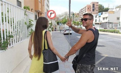 Мокрощёлка дала на улице Pic