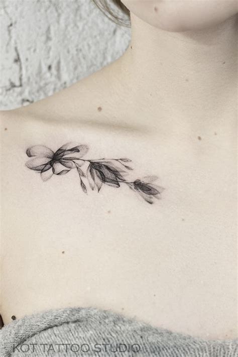 Небольшое тату на ключице для девушек Женское тату с цветами Татуировка для девушек Tattoos