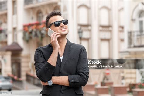 야외 레저 젊은 남자와 선글라스 에 서 서 도시 거리 응답 전화 전화 찾고 찾고 미소 꿈 갈색 머리에 대한 스톡 사진 및 기타 이미지 갈색 머리 기업가 남성 Istock
