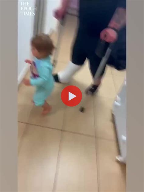 다리 다친 아빠 도와주는 아기 유머 움짤 이슈 에펨코리아