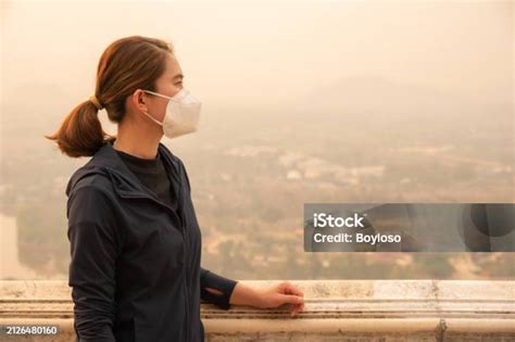 나쁜 대기 오염을 보호하기 위해 N95 마스크를 착용 한 아시아 여성 산불에 대한 스톡 사진 및 기타 이미지 산불 N95 페이스 마스크 마스크 Istock