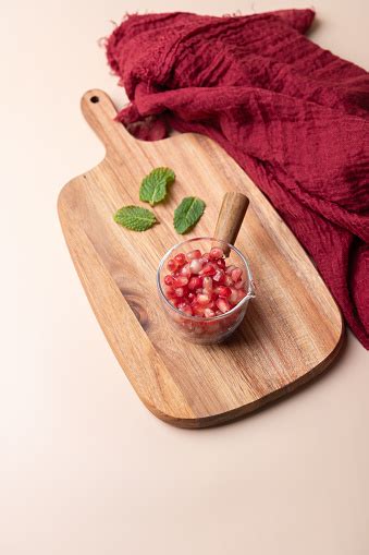 소박한 보드에 석류 씨앗이 담긴 유리 그릇 민트 잎과 빨간 천 중립적인 배경입니다 신선도 자연 요리와 균형 잡힌 영양의 개념 0명에 대한 스톡 사진 및 기타 이미지 Istock