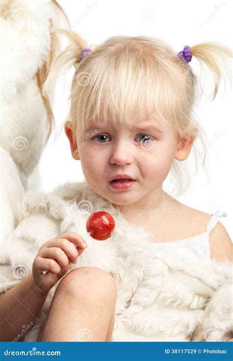 Kleines Schreiendes Mädchen Mit Einer Süßigkeit über Weiß Stockbild - Bild von schreien, leute ...
