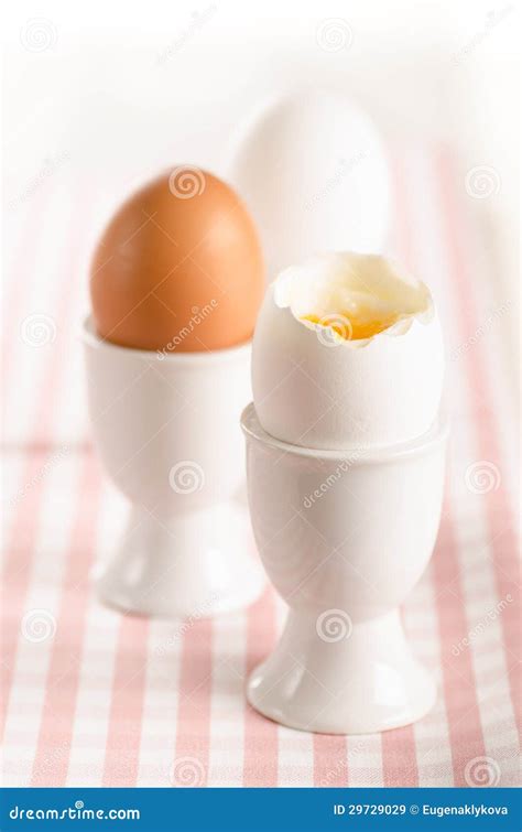 Gekookte Eieren In Eierdopjes Stock Afbeelding Image Of Versheid Sluit 29729029