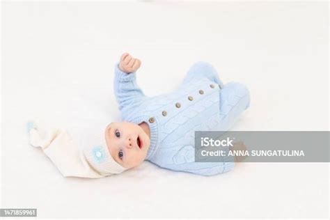 잠자는 모자를 쓰고 침대에 누워 있는 아기 어린이를위한 섬유 및 침구 아기의 아침 1개월에 대한 스톡 사진 및 기타 이미지 1개월 귀여운 남성 Istock