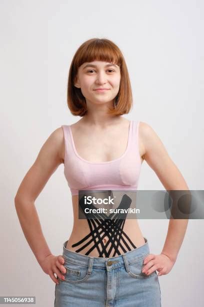 흰색 바탕에 젊은 귀여운 여자의 복 부에 교차 Kinesio 테이프 건강관리와 의술에 대한 스톡 사진 및 기타 이미지 건강관리와 의술 건강한 생활방식 근육 서포트