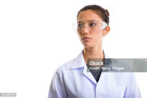 아름 다운 젊은 여자 의사 보호 안경을 착용 하 고 생각의 스튜디오 샷 과학자에 대한 스톡 사진 및 기타 이미지 과학자 인물 사진 스튜디오 촬영 Istock