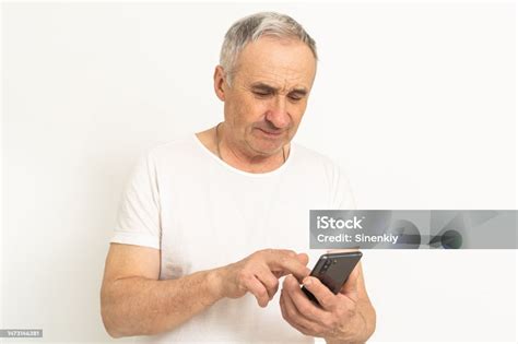 나이 든 성숙한 은퇴 한 남자는 화가 난 느낌 필사적 인 전화 통화 문제가있다 빚 스트레스 슬픈 중년 남성 집에서 모바일 대화 중에 나쁜 소식을 듣고 우울 남자에 대한 스톡