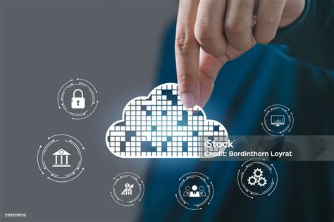 디지털 기술 데이터 보안 및 클라우드 컴퓨팅 혁신을 나타내는 구름 기호와 상호 작용하는 손입니다 가상현실에 대한 스톡 사진 및 기타 이미지 Istock