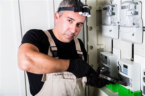 전기 테스트 퓨즈 상자 또는 머리 클로즈업에 손전등 스위치 상자 건설 산업에 대한 스톡 사진 및 기타 이미지 건설 산업 검사 보기 검사자 Istock