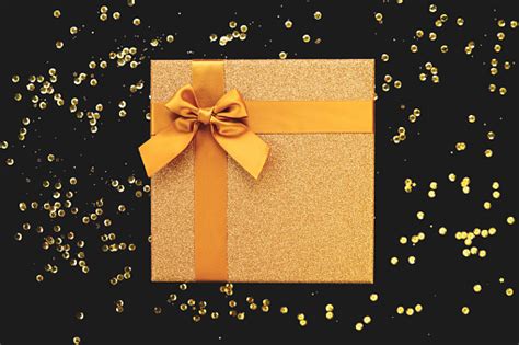 스팽글과 검은 배경에 활황금 선물 상자 크리스마스 또는 생일 선물 축하와 파티 개념 플랫 레이 위쪽 보기 2022년에 대한 스톡 사진 및 기타 이미지 Istock