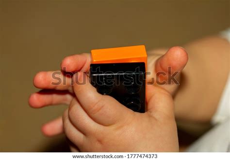 Interlock Toy Bricks Hands：超过 67 张免版税可许可的库存照片 Shutterstock