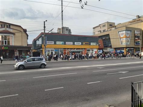 У Львові на Сихові просять навести лад із стихійною торгівлею ФОТО