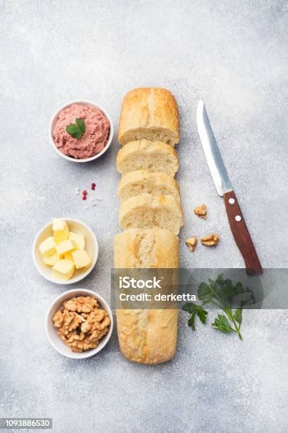 샌드위치를 요리에 대 한 제품입니다 닭 머리 버터 견과류와 파 슬 리입니다 0명에 대한 스톡 사진 및 기타 이미지 0명 간 내장류 견과 Istock