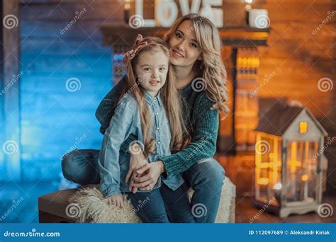 Madre Sonriente Con Su Hija En El Cuarto En La Alfombra Imagen De Archivo Imagen De Madre