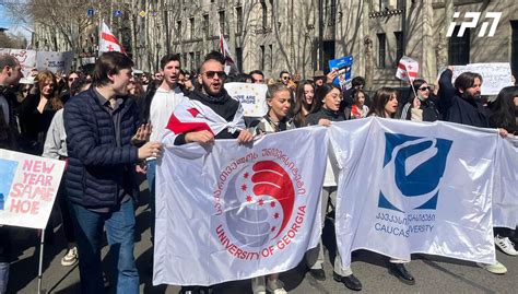 პარლამენტის შენობის მიმდებარე ტერიტორიიდან სხვადასხვა უნივერსიტეტის სტუდენტები მსვლელობით