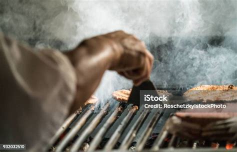 그들은 완벽 하 게 요리는 그릴에 햄버거를 요리 하 고 확인 하 고기에 대한 스톡 사진 및 기타 이미지 고기 미국 바베큐
