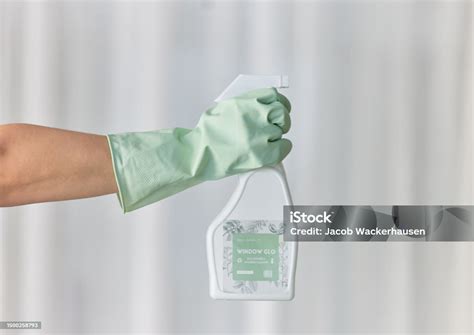 손 장갑 및 집에서 봄 청소 소독 또는 먼지 제거를 위한 세제 스프레이 병으로 하우스키핑 깨끗한 위생 또는 소독을 위해 소독제와 고무 장갑을 들고 있는 청소기의 손 35