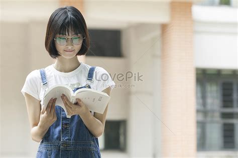 학습 학교 여자 책을 읽다