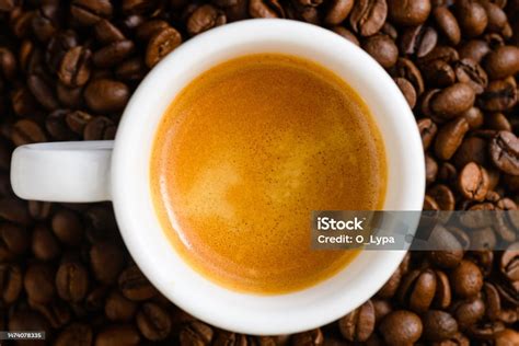 전체 볶은 커피 원두 배경에서 컵에 양조 에스프레소의 상위 뷰 에스프레소에 대한 스톡 사진 및 기타 이미지 에스프레소