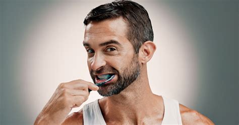 구강 위생 초상화 및 신선한 호흡 손질 또는 자기 관리를 위해 스튜디오 배경에 양치질하는 남자 모형 공간 칫솔 또는 충치 예방 정기 또는 플라그 제거를 위한 구강 청소 40