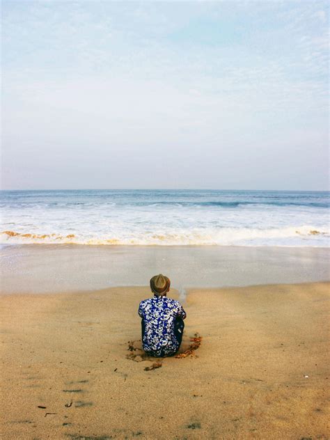 감탄하다 강가 거품 경치 경치가 좋은 고독 고요한 관광 관광객 그림 같은 끝이 없는 남성 남자 뒷모습 모래 목가적인 물 바다 바다 경치 선