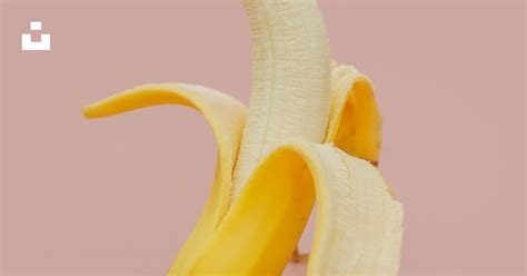껍질을 반쯤 벗긴 바나나 과일 사진 Unsplash의 무료 과일 이미지