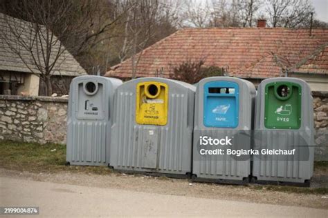 농촌 지역의 금속 플라스틱 종이 및 유리를 위한 재활용 쓰레기통 감소에 대한 스톡 사진 및 기타 이미지 감소 거리 건축물 Istock
