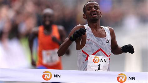 Bashir Abdi Loopt De Marathon Van Chicago Tegen De Op Een Na Snelste