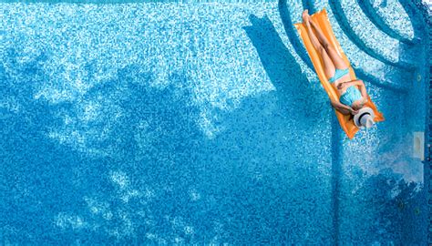 수영장에서 휴식을 취하는 아름다운 젊은 여성 풍선 매트리스에서 수영하는 소녀 및 가족 휴가 열대 휴양지 공중 무인 항공기 보기 14 15 살에 대한 스톡 사진 및 기타