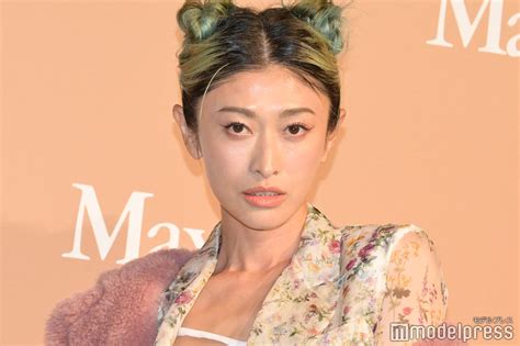 山田優、母と水着姿で抜群スタイル披露「親子揃って美脚」と反響続々 モデルプレス