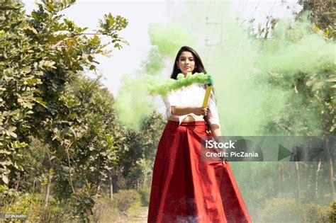 아름다운 어린 소녀 여자는 색상의 봄 방학 축제에서 공원에서 다색 연기 폭탄 건조 색상 홀리 파우더 컬러 Gulal Abeer와 컬러 홀리의 축제를 축하 공원에 대한 스톡