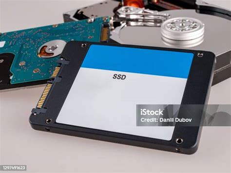 다양한 세대의 컴퓨터 드라이브 하드 디스크 드라이브 및 Ssd 드라이브 데이터 전송 읽기 및 쓰기 0명에 대한 스톡 사진 및 기타 이미지 Istock