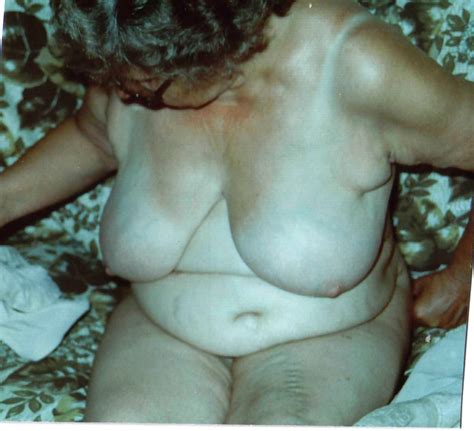 角質のおばあちゃん巨乳 裸の女の子の写真