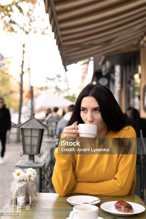 길거리 카페에서 커피를 마시는 비즈니스 레이디 뜨거운 차 한 잔으로 가을 휴식 주말에 쉬는 갈색 머리 여인 30 39세에 대한