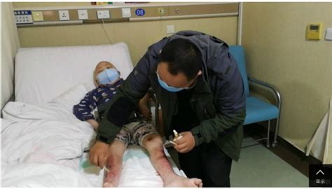 김동환의 월드줌人 백혈병 아들 치료비 마련하려거리에서 풀 뜯는 부모