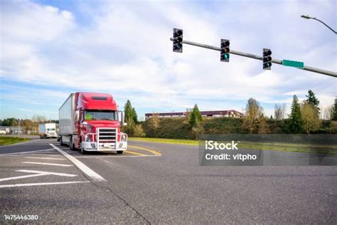 빨간색 대형 장비 세미 트럭 트랙터 드라이 밴 세미 트레일러 도로에 서서 신호등이 녹색에서 운전을 시작합니다 0명에 대한 스톡 사진 및 기타 이미지 Istock