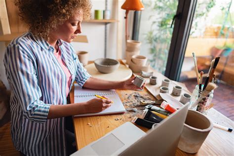 도자기 크리에이티브 스튜디오에서 새로운 아이디어를 작업하는 여성 장인 도자기에 대한 스톡 사진 및 기타 이미지 도자기