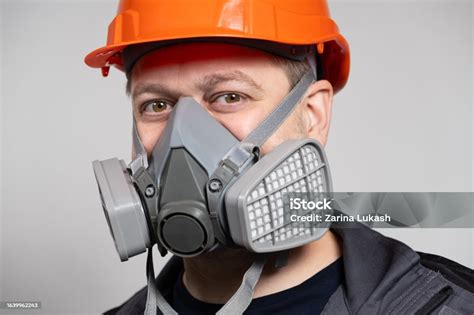 흰색 바탕에 먼지와 가스로부터 보호하기 위해 안전 헬멧과 인공 호흡기를 착용한 남자 호흡용 마스크에 대한 스톡 사진 및 기타 이미지 호흡용 마스크 가득 찬 사람 얼굴